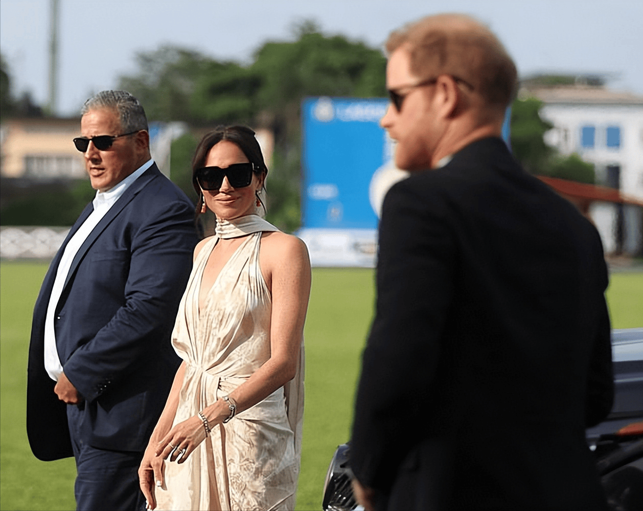 梅根访尼日利亚第三天美出新高度！穿挂脖裙仙气十足，当时装秀？ -6parkbbs.com