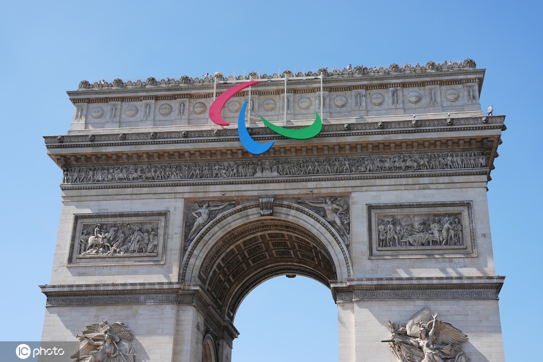 法国巴黎残奥会即将揭幕 街头装饰焕然一新