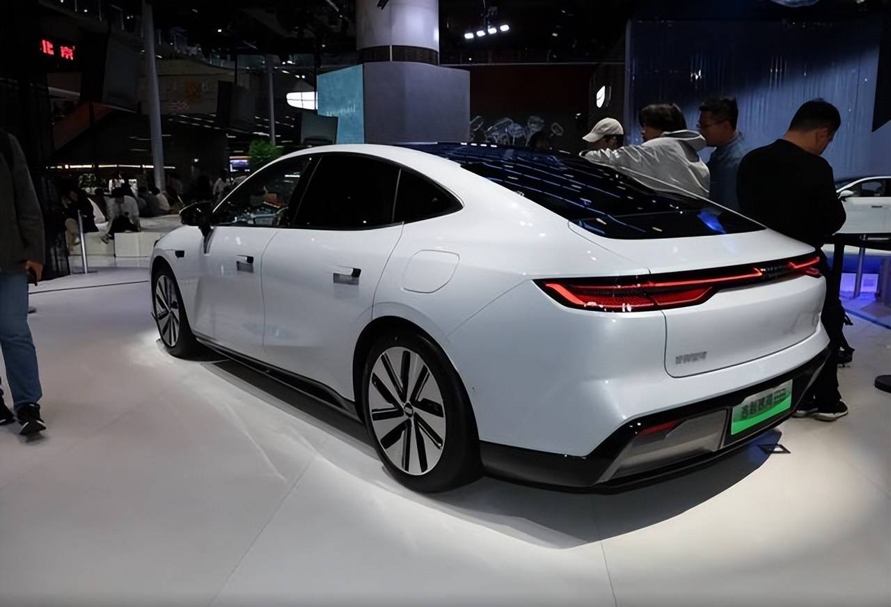 拒当等等党！吉利银河E8来了，SEA架构+45寸8K大屏，售价17.58万元起_搜狐汽车_搜狐网