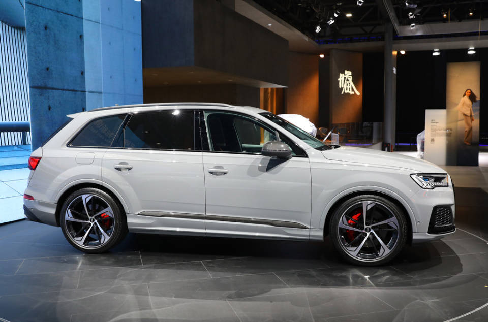 奥迪SQ7暗夜骑士版上市 V8动力/4.1秒破百 售价116.98万元_搜狐汽车_搜狐网