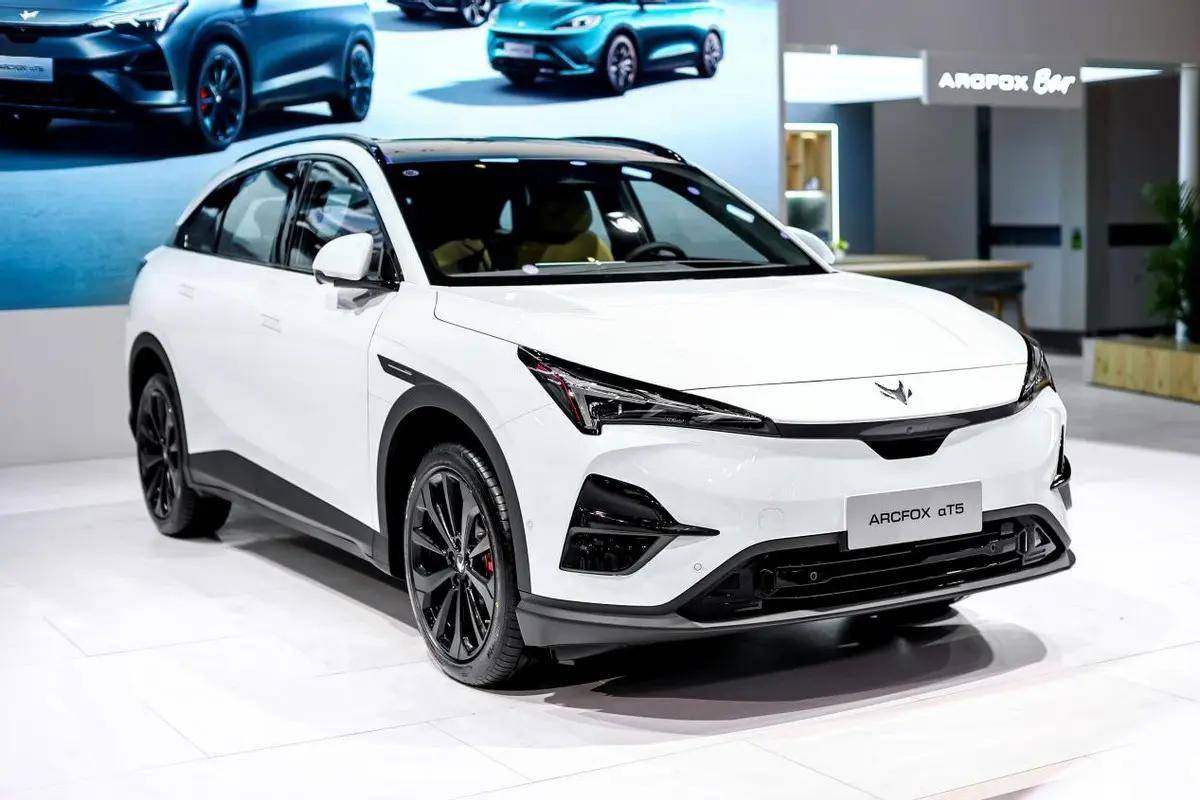 800V平台加身 坐拥660km续航 极狐阿尔法T5成20万级纯电车最优选_搜狐汽车_搜狐网