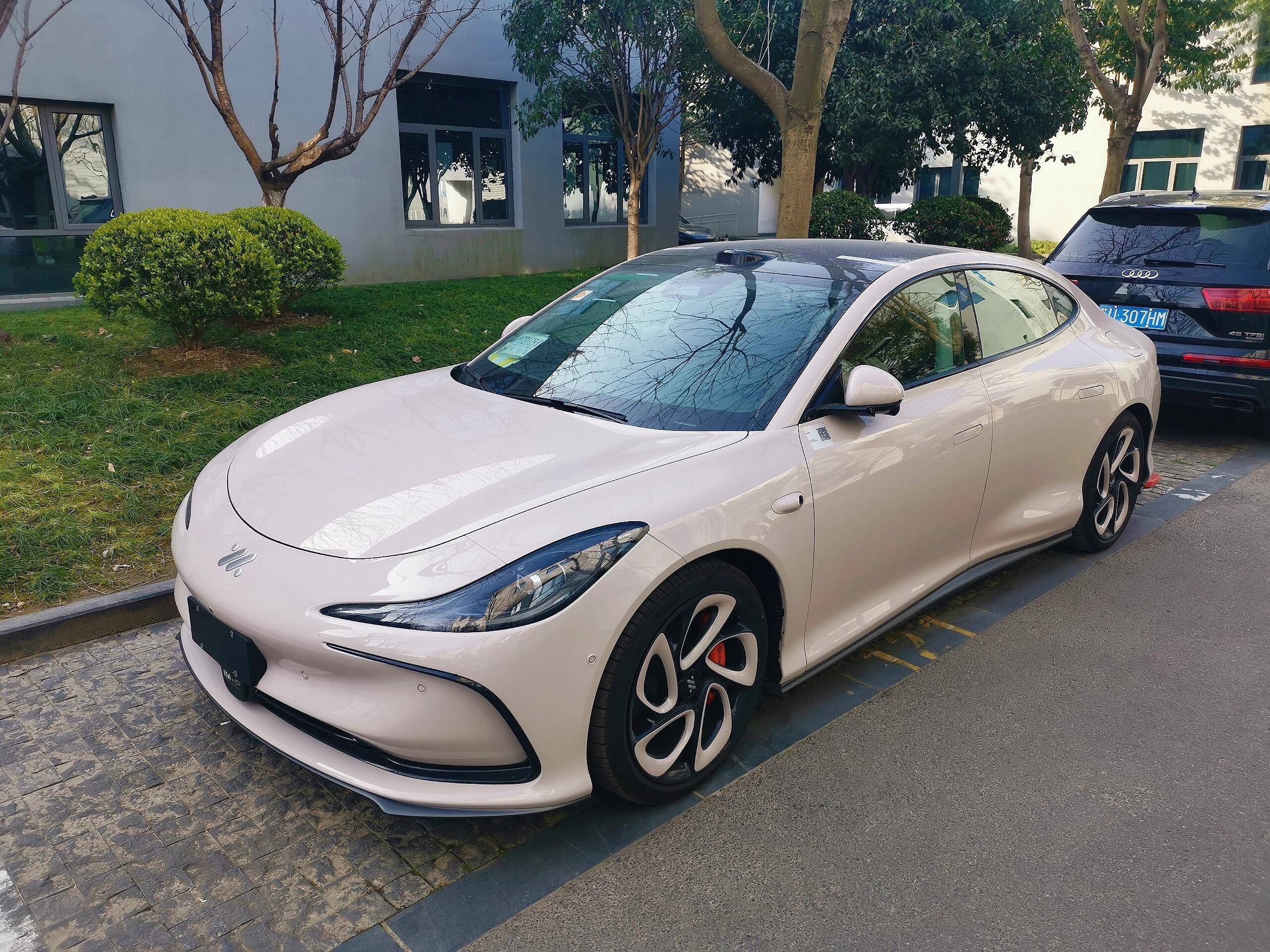 智己L6实车现身，帅气不输小米SU7，续航超1000km配后轮转向_搜狐汽车_搜狐网