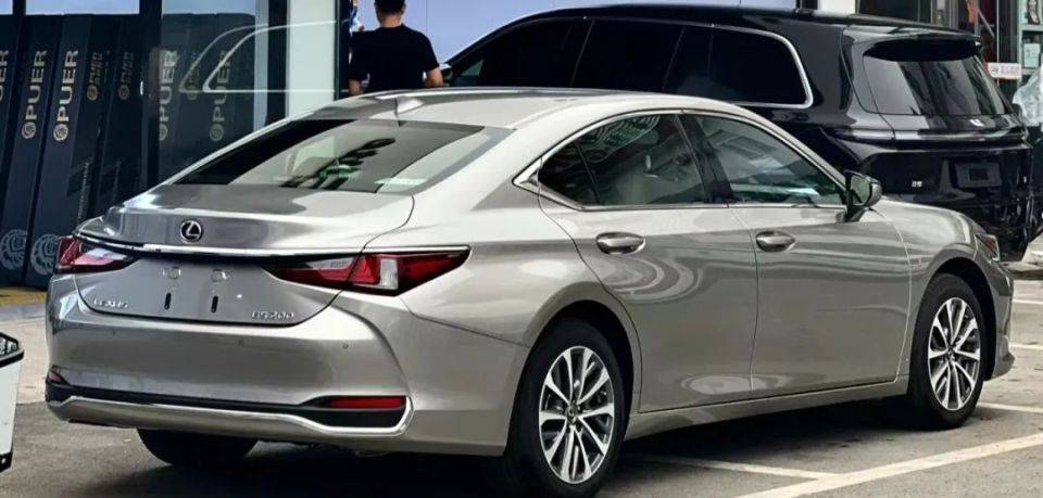 雷克萨斯终于“低头”！ES200降至24万，曾经的嚣张不见了，加价到头自食恶果_搜狐汽车_搜狐网