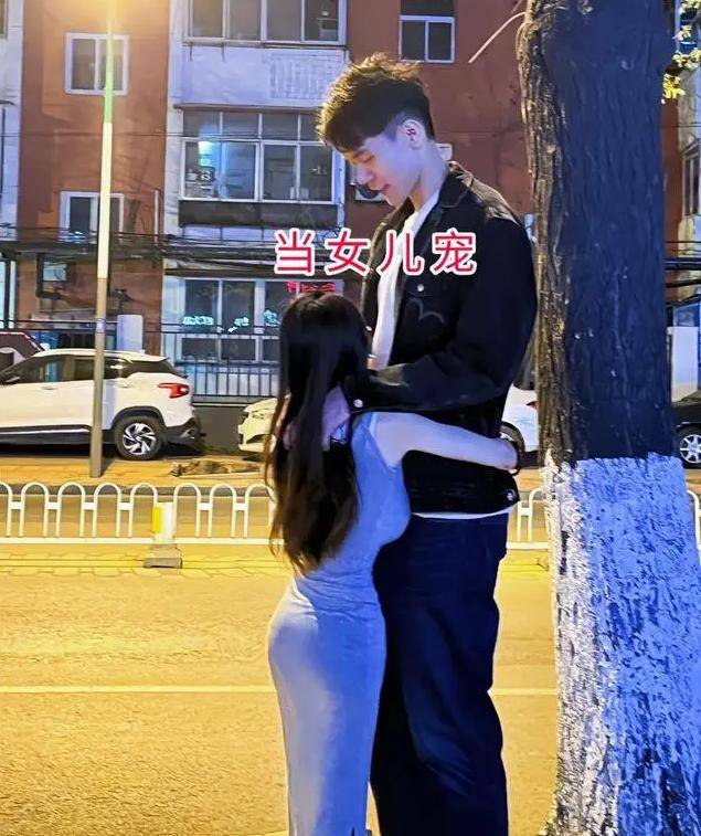 河南2米男子秀恩爱，娇小女友却1米58，网友：画面太美，不敢看 -6park.com