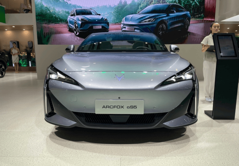 极狐 阿尔法S5亮相！采用全域800V高压架构打造，预售价17.48万起_搜狐汽车_搜狐网