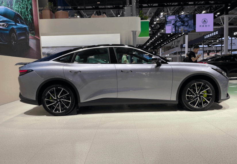 极狐 阿尔法S5亮相！采用全域800V高压架构打造，预售价17.48万起_搜狐汽车_搜狐网