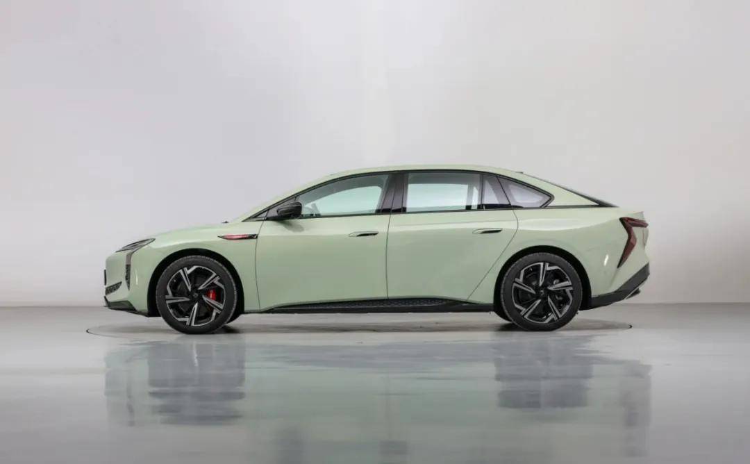 3.5秒破百、续航820公里 纯电中大型轿车红旗EH7_搜狐汽车_搜狐网