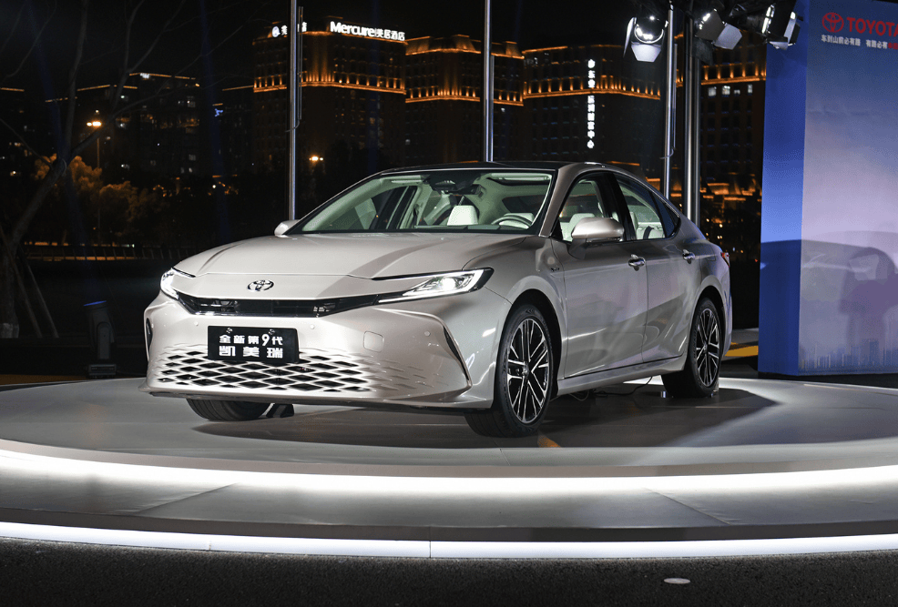 新款丰田凯美瑞2.5L混动版上市：售价21.98-25.98万元_搜狐汽车_搜狐网