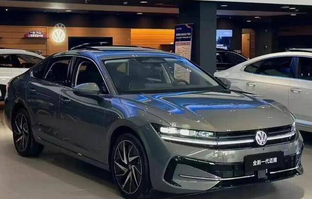 全新大众迈腾实车到店！三层横杠中网，4990mm车长，3屏座舱加持_搜狐汽车_搜狐网