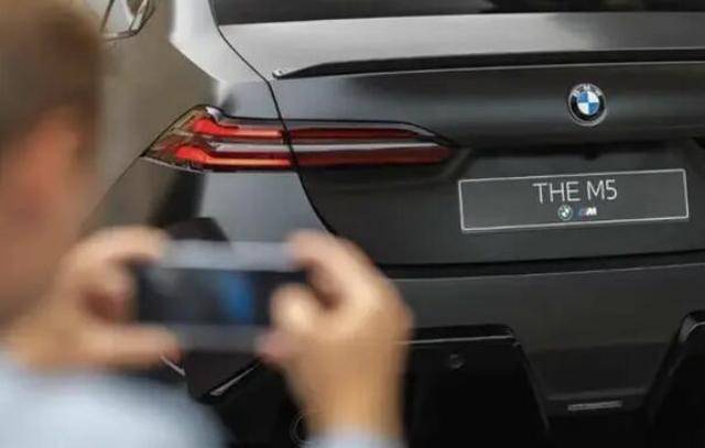 全新宝马M5开始量产！4.4T V8插混系统，727马力，极速可达306km/h_搜狐汽车_搜狐网
