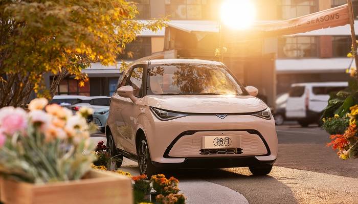 毕业季又至，拾月VS宏光MINIEV，谁才是更适合年轻人的电动小车？_搜狐汽车_搜狐网