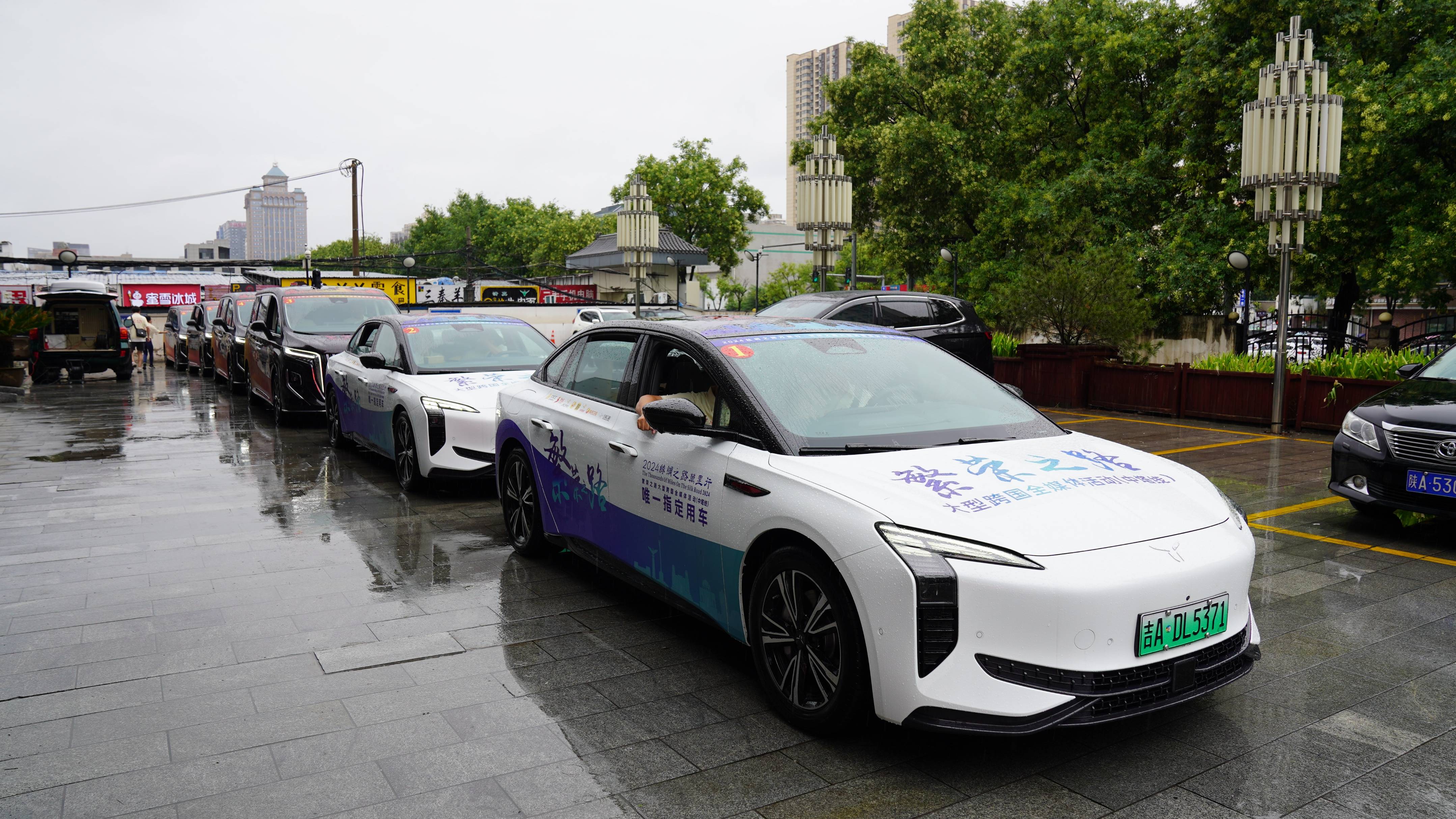 丝路上的国车风采：红旗 EH7 勇往直前_搜狐汽车_搜狐网