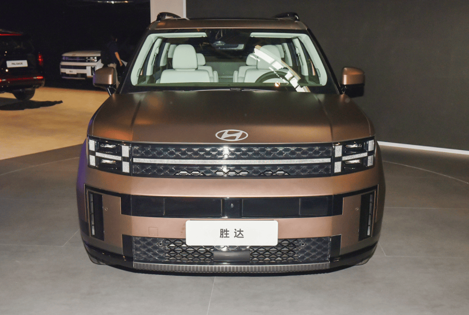 全新胜达现已到店！内置双联屏，搭载2.0T+8AT的动力组合_搜狐汽车_搜狐网