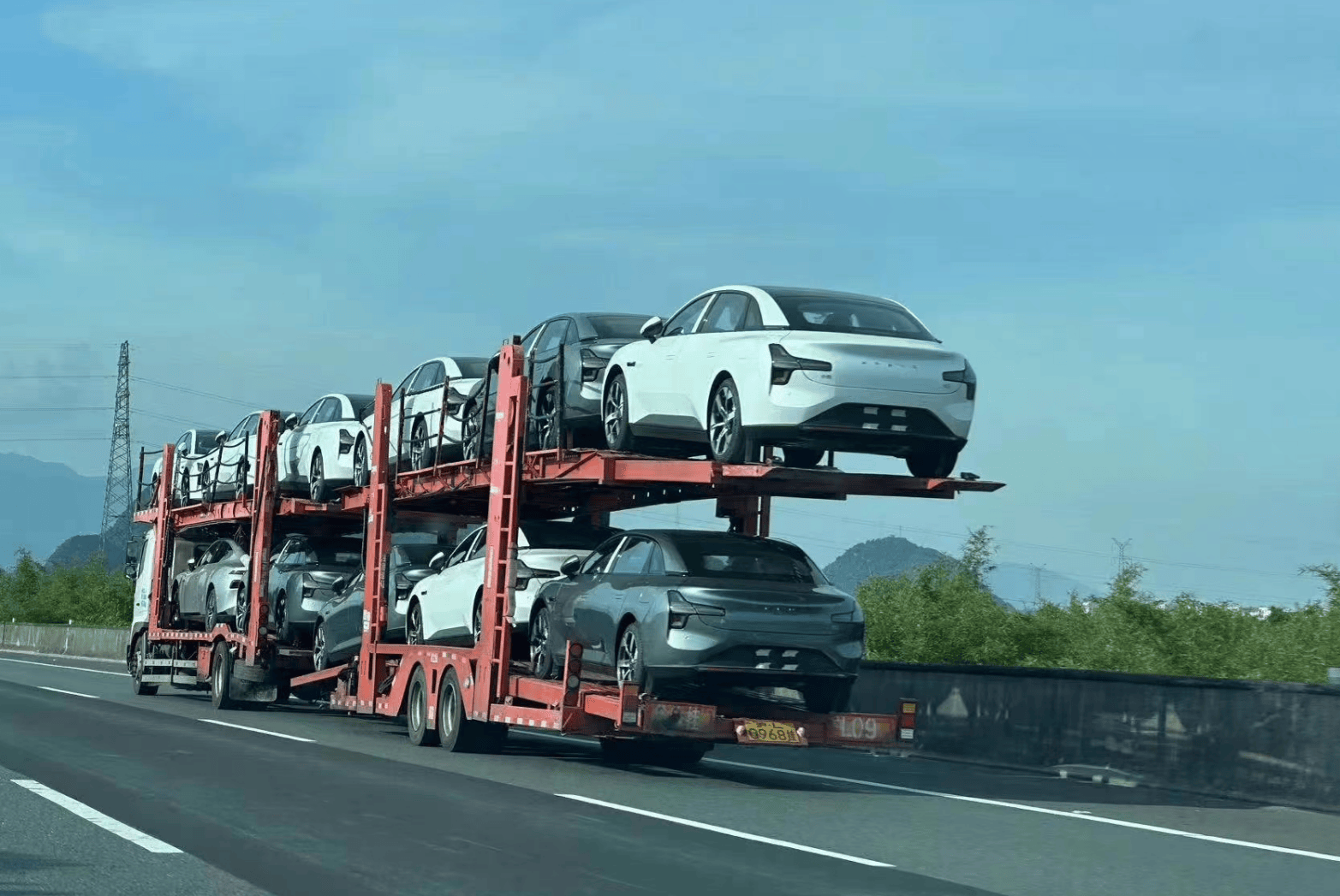 小鹏MONA M03实车到店，长近4米8配掀背尾门+全景天幕，续航620km_搜狐汽车_搜狐网