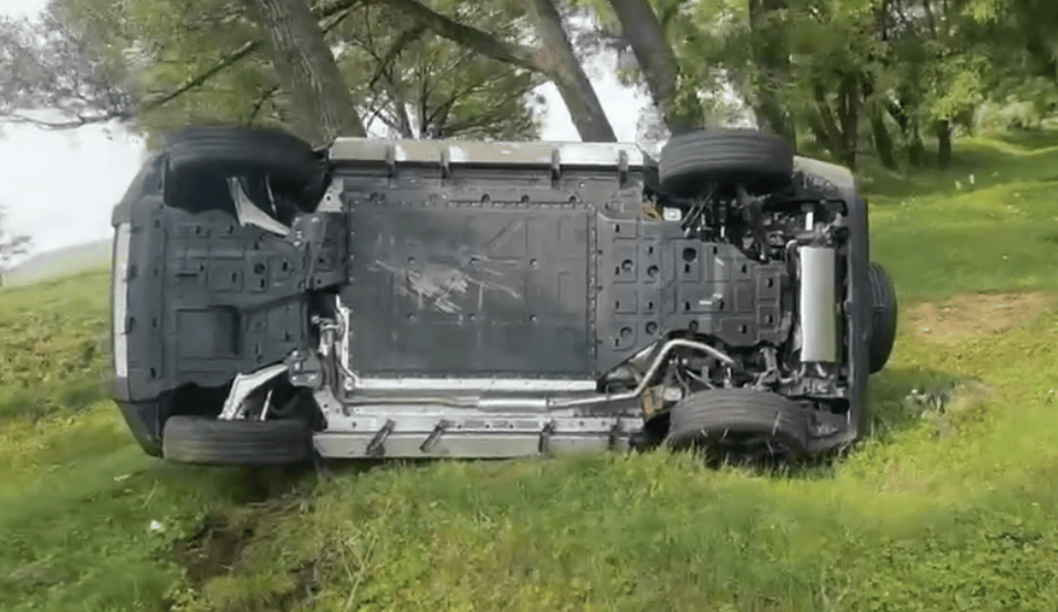 真事儿深蓝G318时速100km/h翻滚，车内人员仅轻微受伤_搜狐汽车_搜狐网