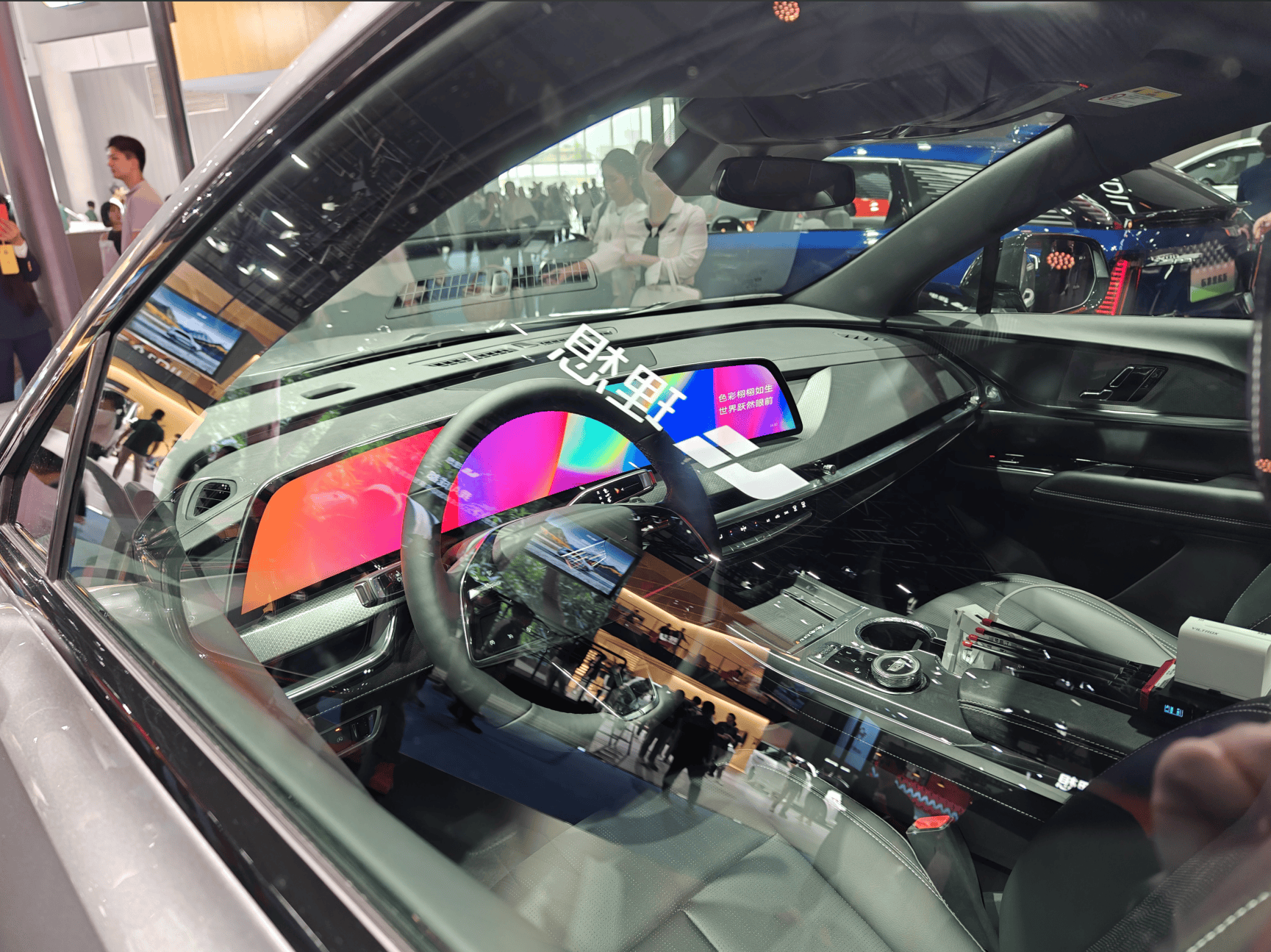 33英寸的9K曲面屏加持 2024成都国际车展实拍全新凯迪拉克XT5_搜狐汽车_搜狐网
