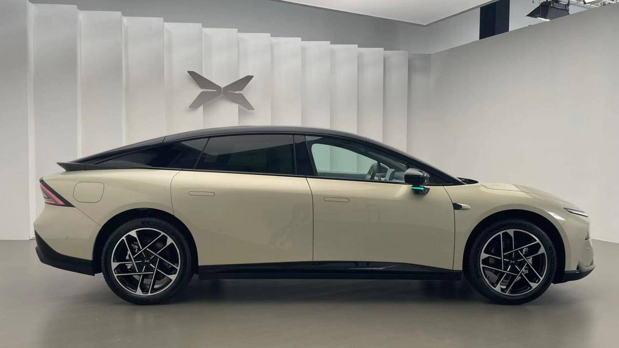 小鹏P7+实拍：超⾼颜值的C级AI汽⻋_搜狐汽车_搜狐网