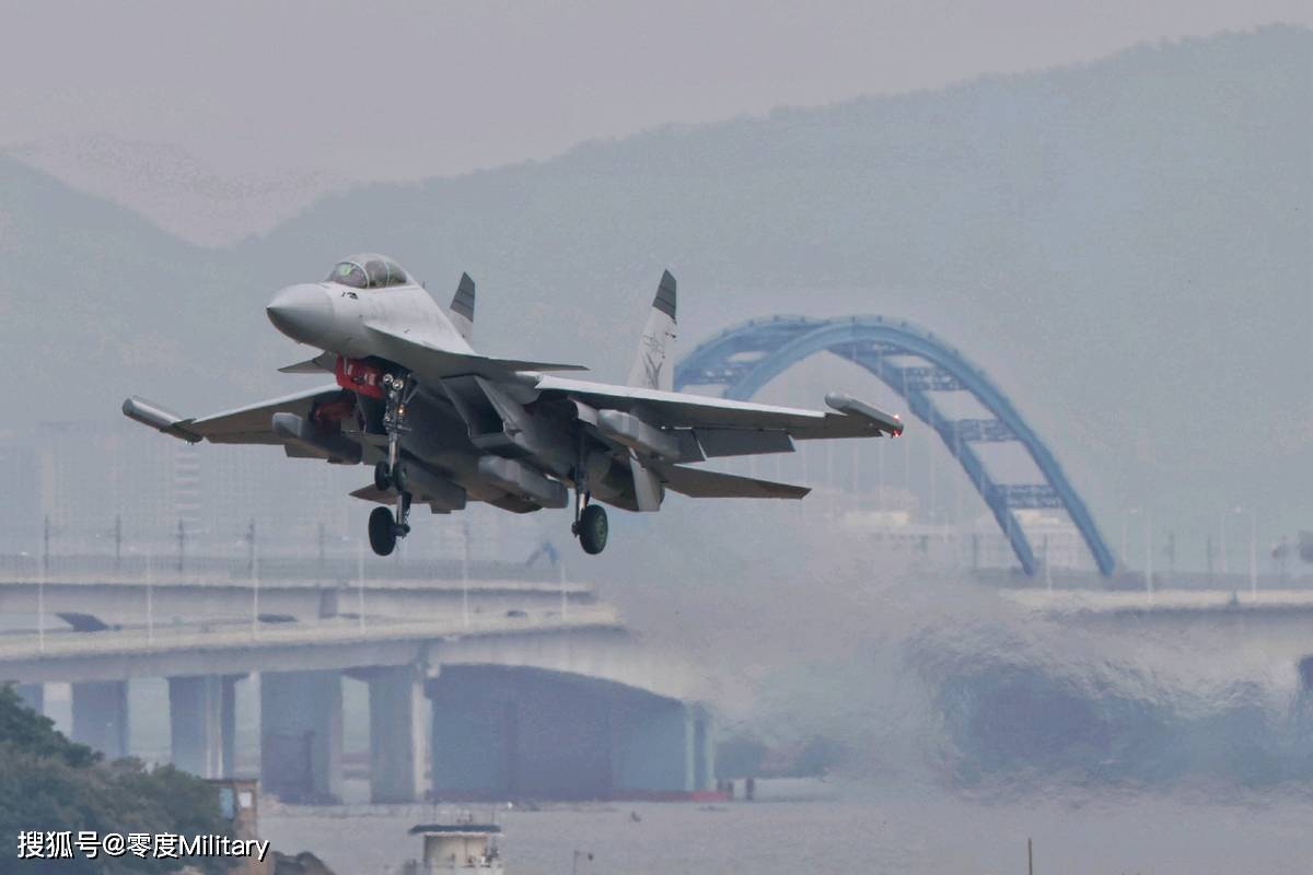外媒：中国推出歼-15D电子战机 对抗美国海军的EA-18G“咆哮者”_干扰_任务_测试