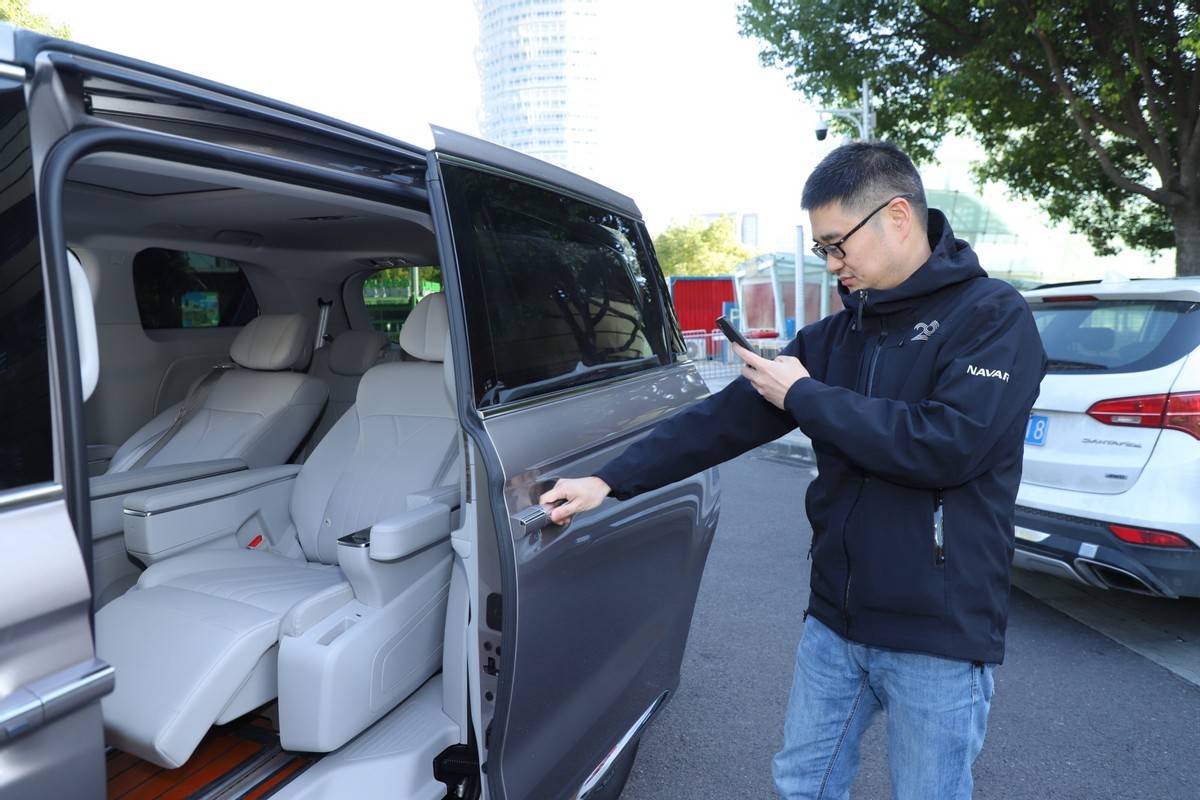 试驾荣威iMAX 8 DMH新陆尊：多项GL8同源技术，20万插混MPV新选择_搜狐汽车_搜狐网