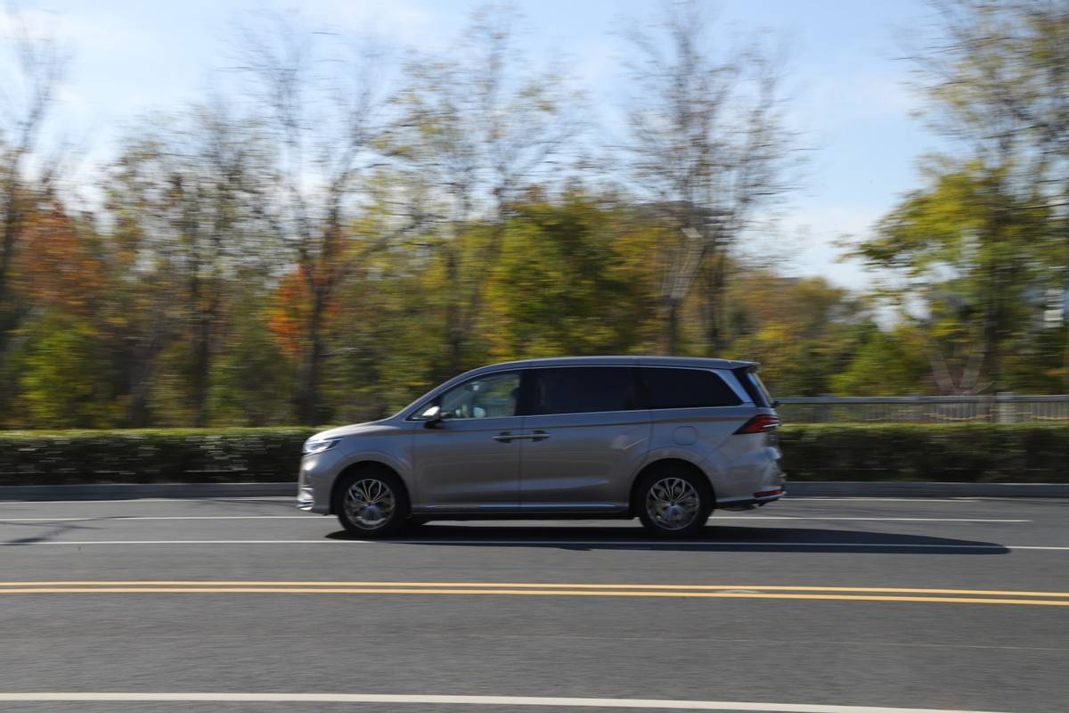 试驾荣威iMAX 8 DMH新陆尊：多项GL8同源技术，20万插混MPV新选择_搜狐汽车_搜狐网