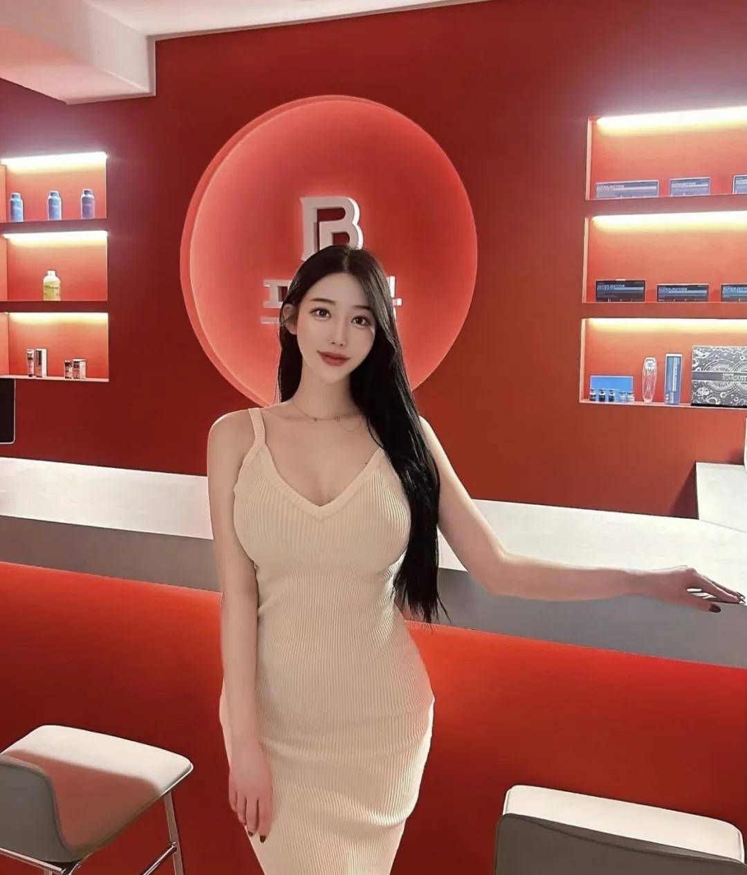 她身形丰腴那饱满的臀线、肉感的大腿，尽是风情万种_Sofia_Kim_奶茶店