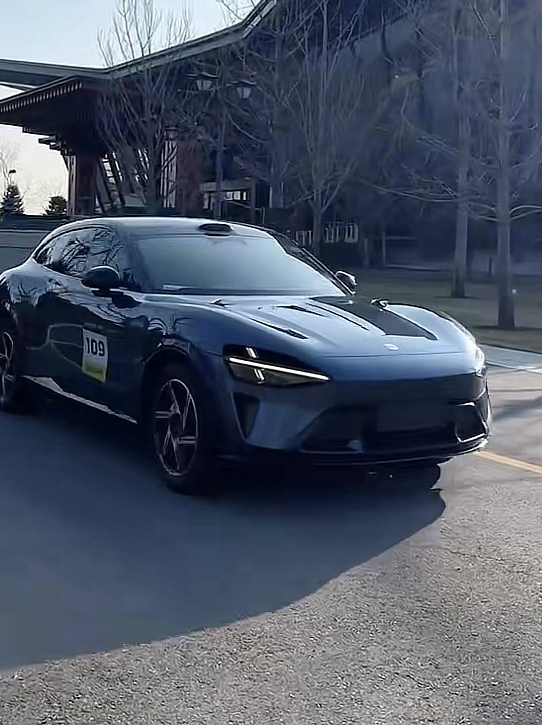 小米YU7实车现身，长近5米+隐藏式门把手，配691马力+激光雷达_搜狐汽车_搜狐网