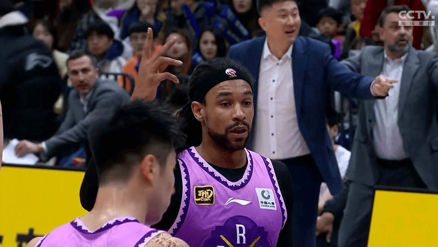 CCTV5直播！19:35，强强对话，菜鸟冲10连胜，冠军教头给机会吗？_上海男篮_卢伟_北控