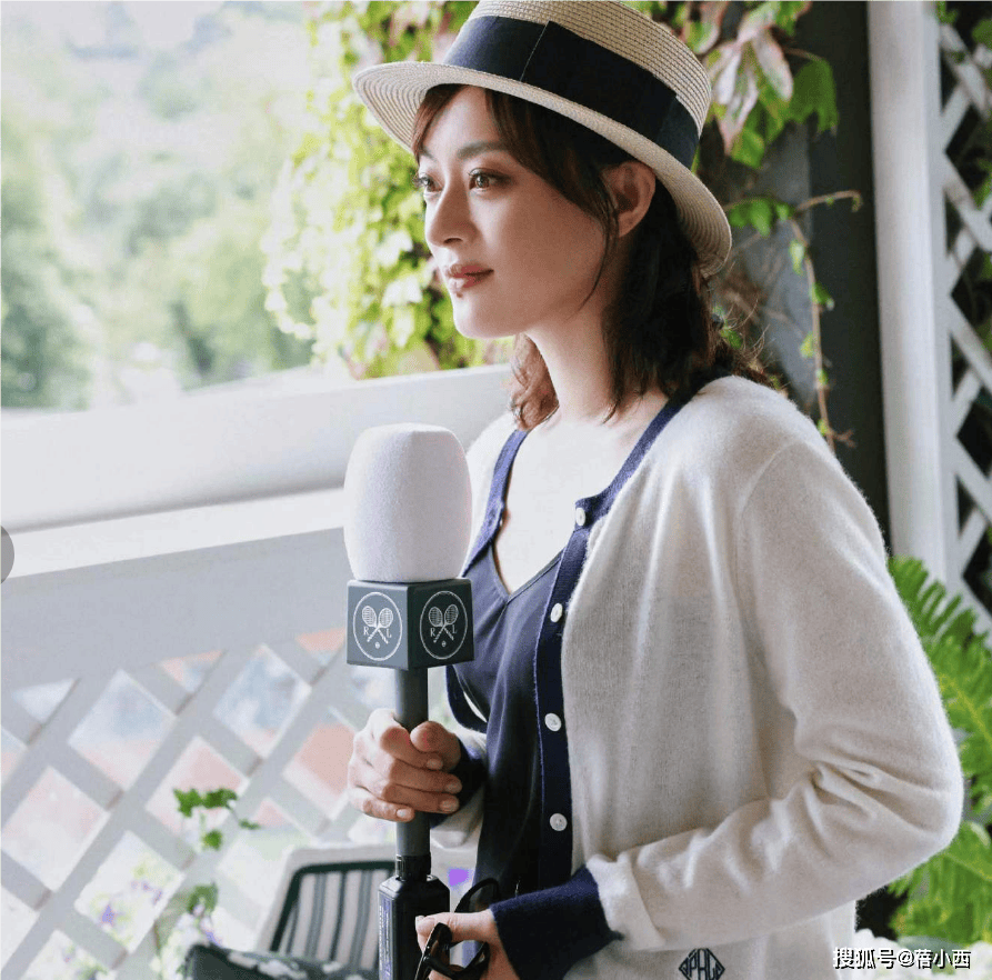 孙俪在英国终于变时髦了，一身贵族穿搭好高级，女人果然要打扮_连衣裙_西装_白色