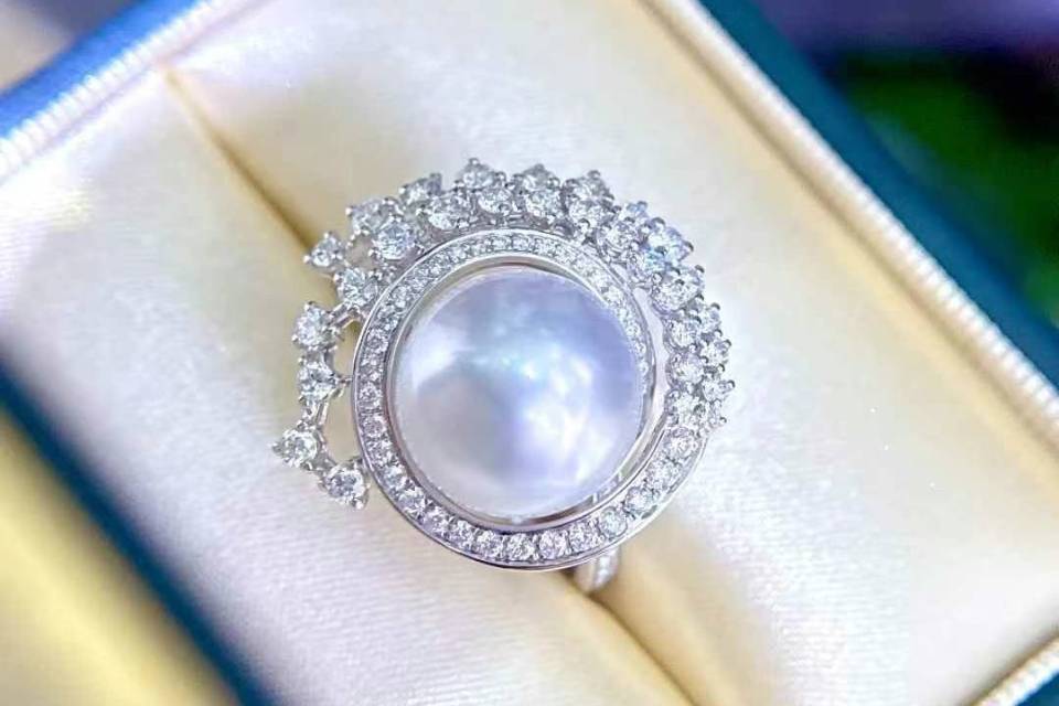 12-13mm冷光维纳斯 银冷白光泽 正圆基本无瑕 微微生长纹理 18K白金1.29ct 大颗粒高品质钻石白亮闪