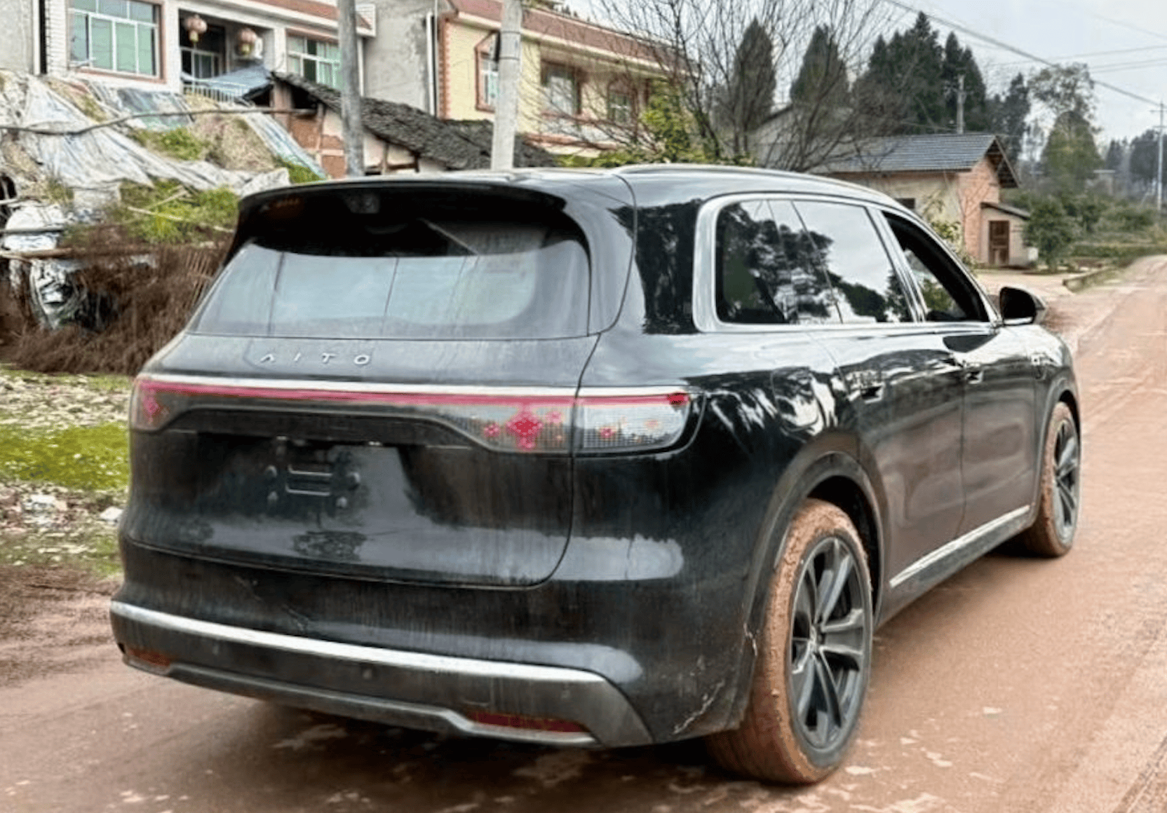 问界M8实车曝光！车长近5米、对标理想L9，会成为下一个爆款吗？_搜狐汽车_搜狐网