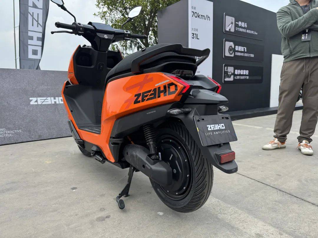 极核AE4 Max MY25全新发布！以“低空飞行”之名，定义高端电摩新标杆_搜狐汽车_搜狐网