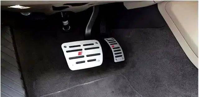 自动挡汽车有两个踏板，为何不能设计成左脚踩刹车，右脚踩油门？_搜狐汽车_搜狐网