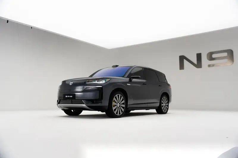 看完腾势N9的配置，你还觉得理想L9是“全家桶”？三电机+双腔空悬+5米2车身才是真六边形战士！_搜狐汽车_搜狐网