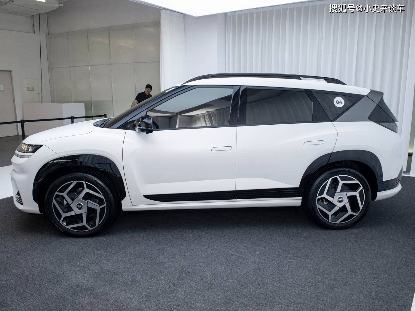 现代首款纯电SUV亮相！或不超13万起，外观炫酷动感，续航超700Km_搜狐汽车_搜狐网