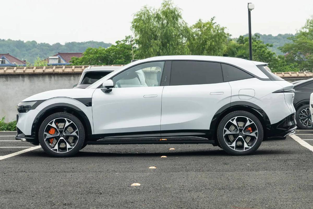 解读极氪7X，22.99万起，标配800V快充+8295智能座舱，轴距超2米9_搜狐汽车_搜狐网