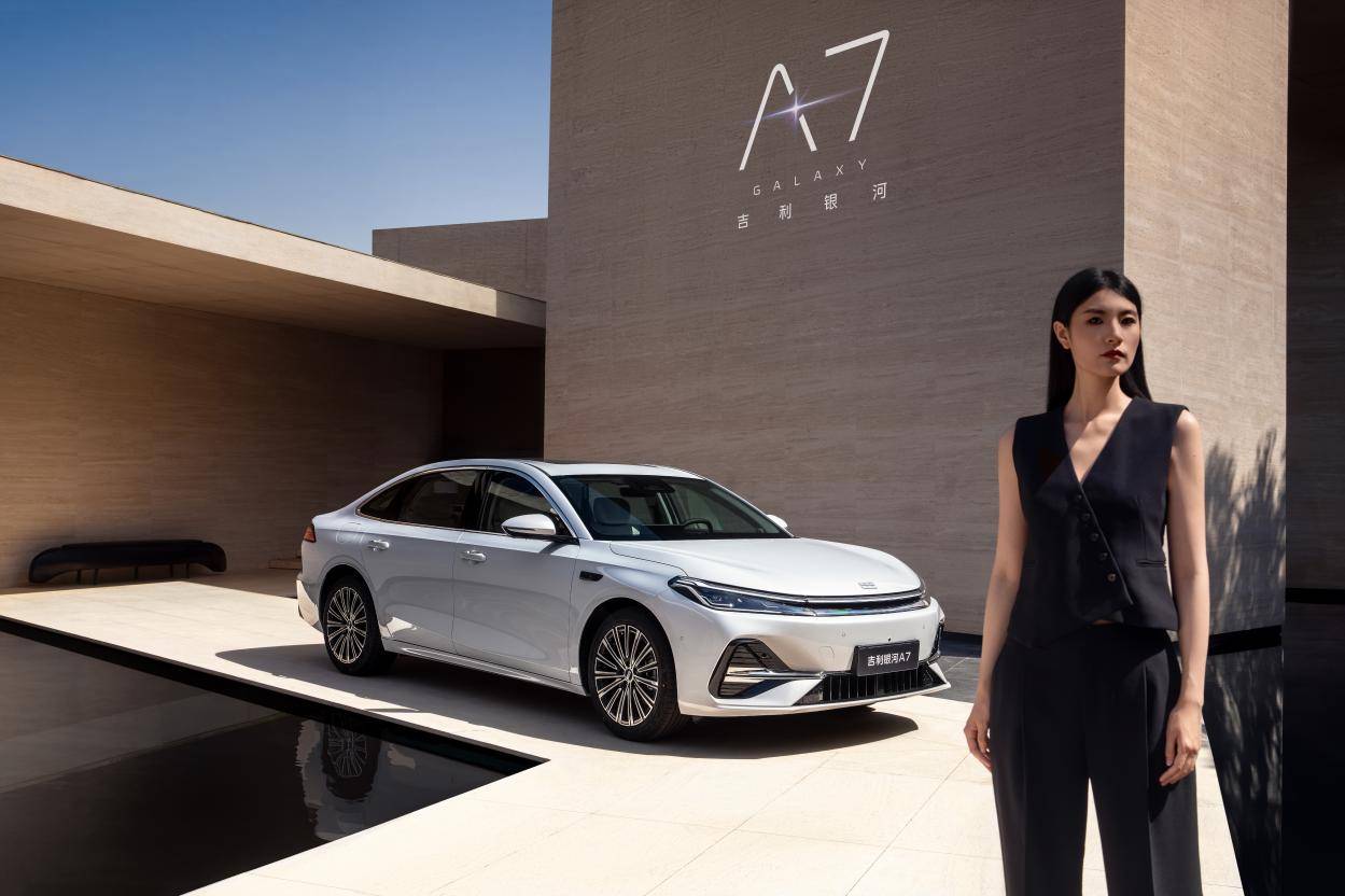 吉利银河A7凭借AI大脑：百公里油耗2.67L，续航2100km_搜狐汽车_搜狐网