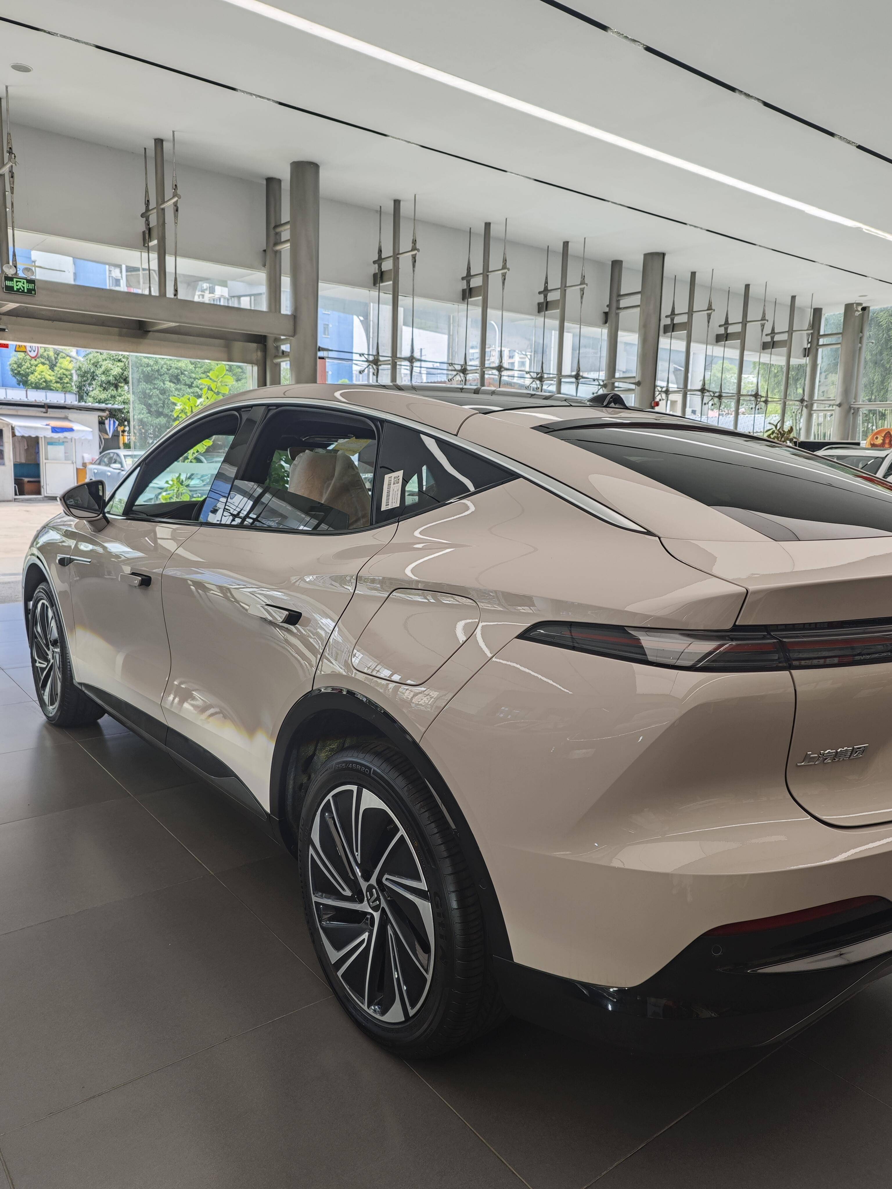 25款飞凡F7/R7实拍，细节调整+新配色，最高245马力+续航730km_搜狐汽车_搜狐网