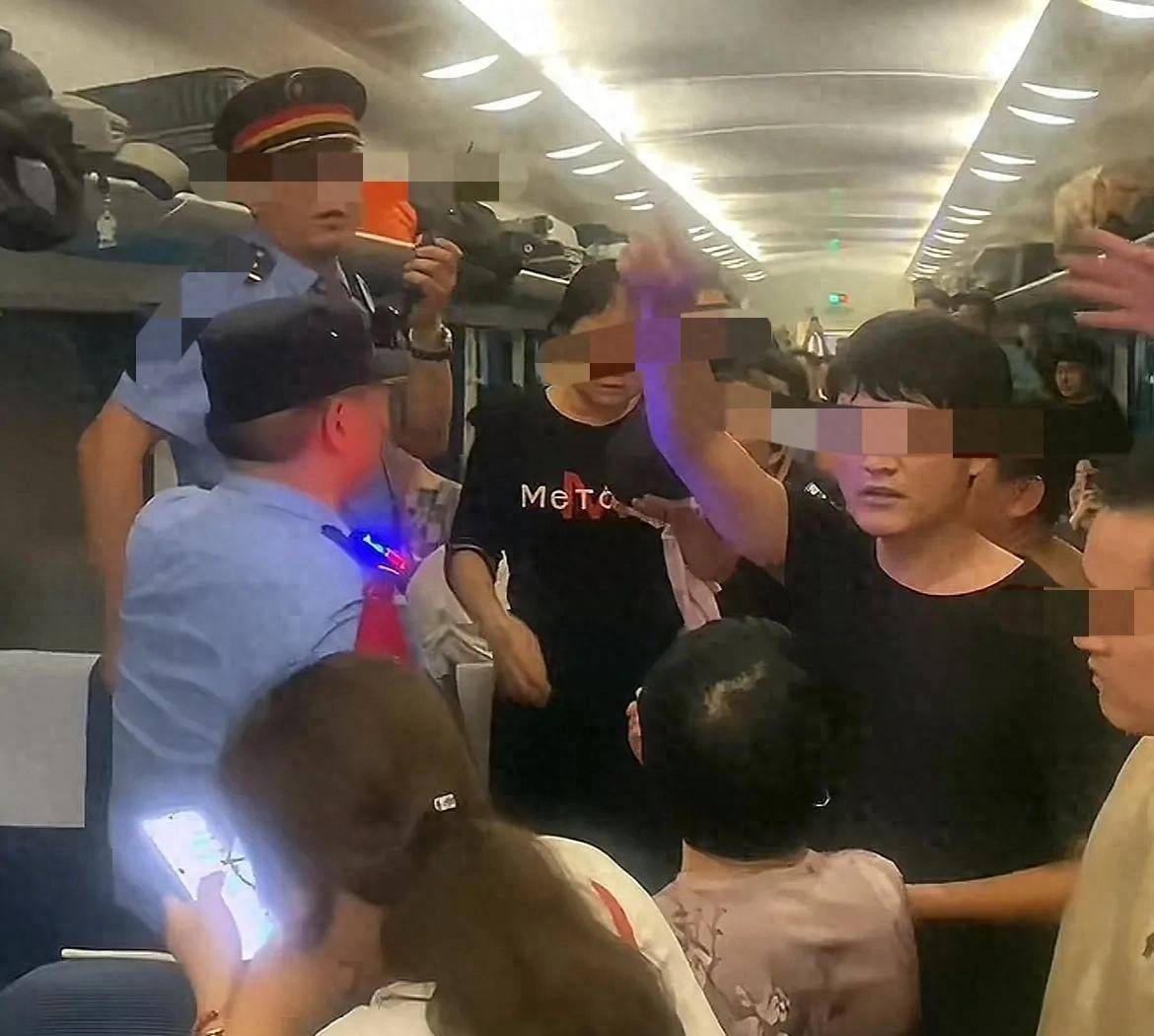 K1373列车被砸窗后续：官方紧急通报，砸窗者没错，因为有人中暑_乘客_年轻人_车窗