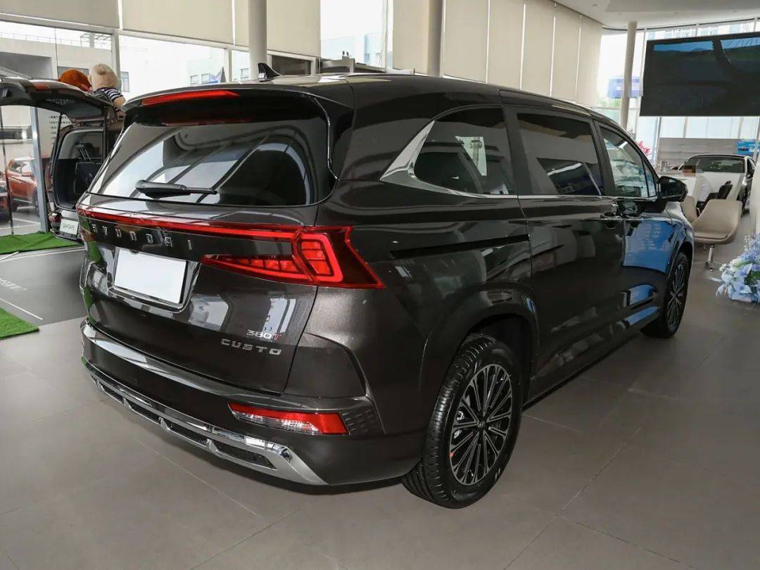 续航900km+电滑门！这款7座MPV直接叫板赛那GL8_搜狐汽车_搜狐网