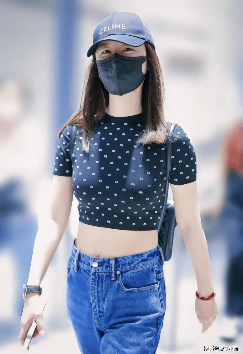 林心如又带火了一种新穿法：“T恤纸袋裤麻花辫”，时髦又减龄 - 魅力时尚