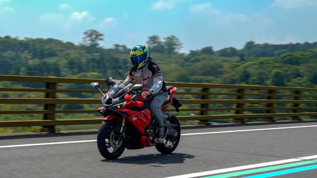 能文能武，跑山利器—无极RR500S动态测评_搜狐汽车_搜狐网