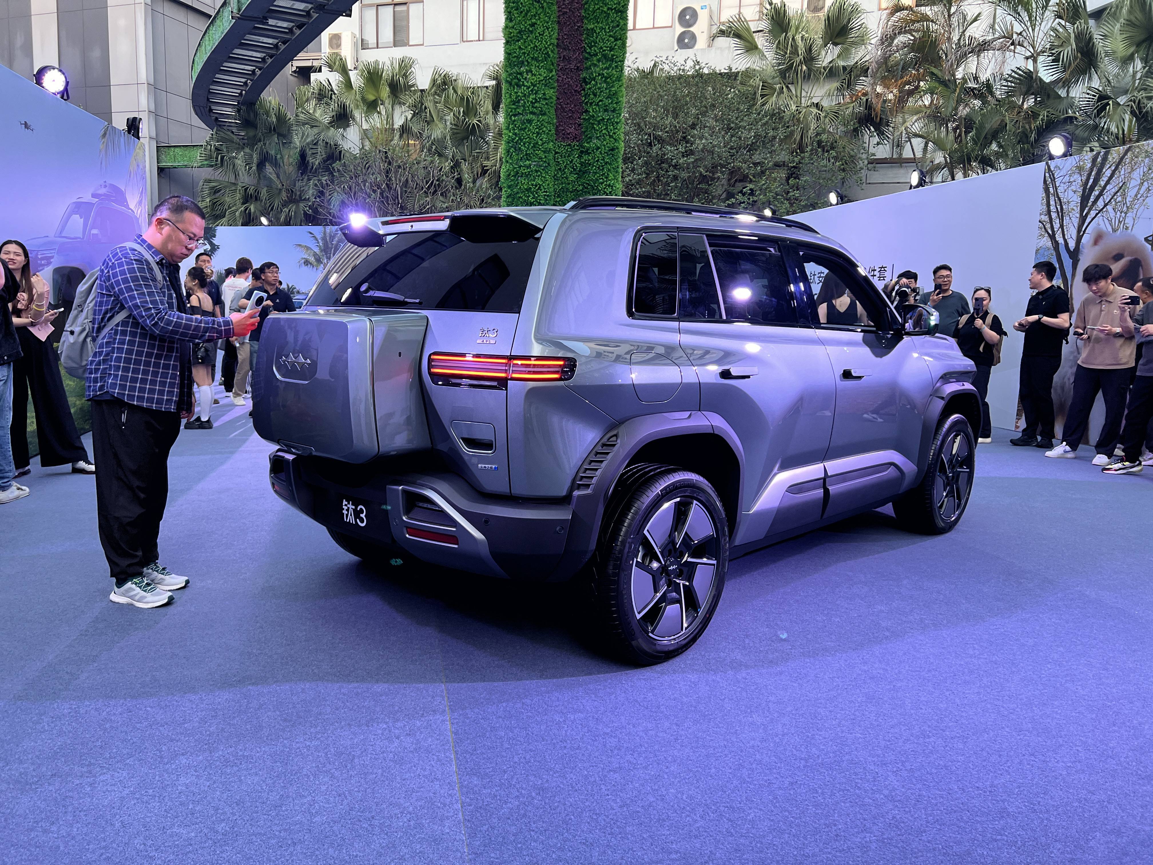 2025成都车展：可无损更换 方程豹钛3"星战都市"前脸首发亮相_搜狐汽车_搜狐网