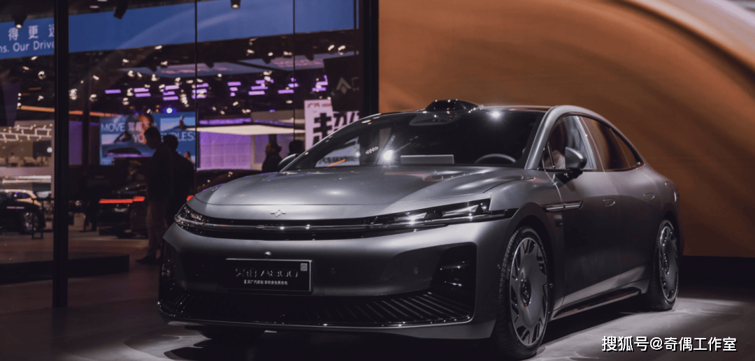 华系旗舰轿车，广汽昊铂A800内饰首发，冲刺高速L3商用，全球首创变形座椅_搜狐汽车_搜狐网