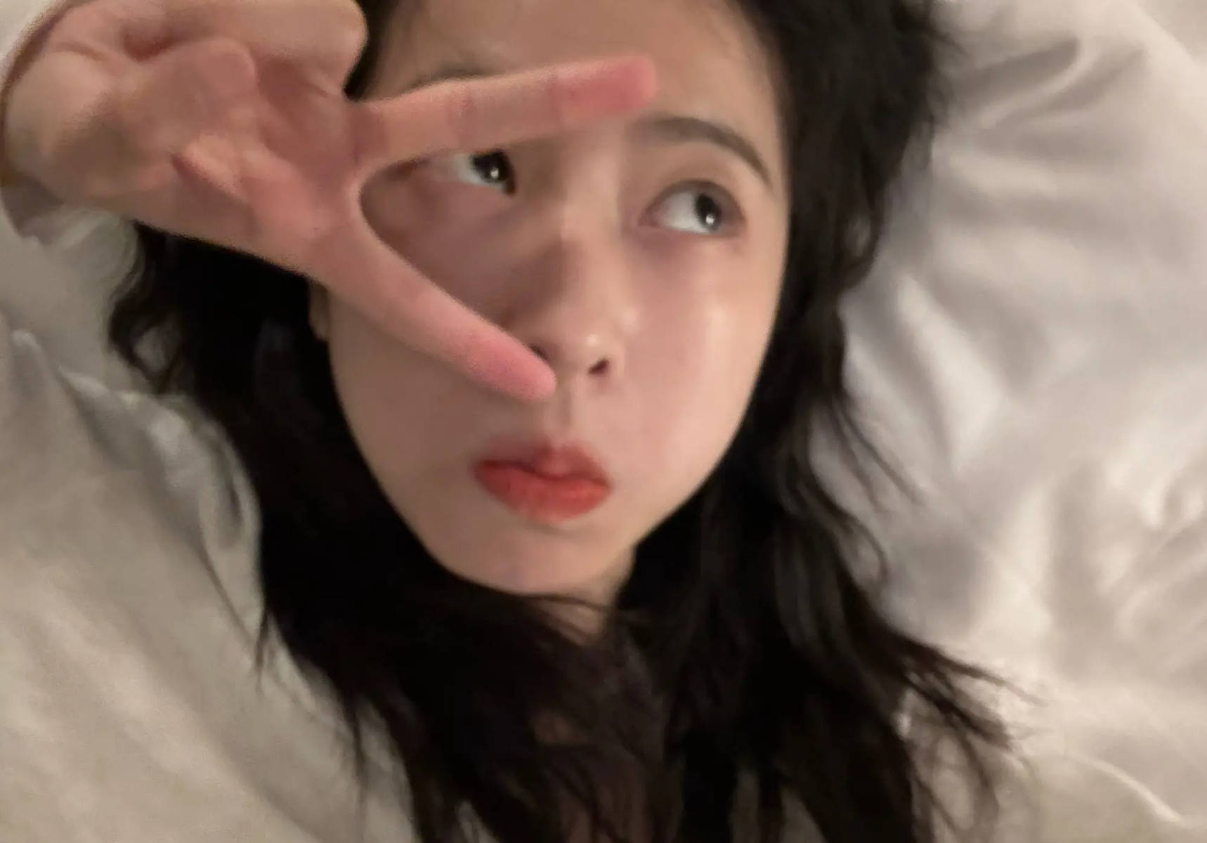 周雨彤宅家自拍舒适慵懒 发丝蓬乱笑容搞怪太甜美