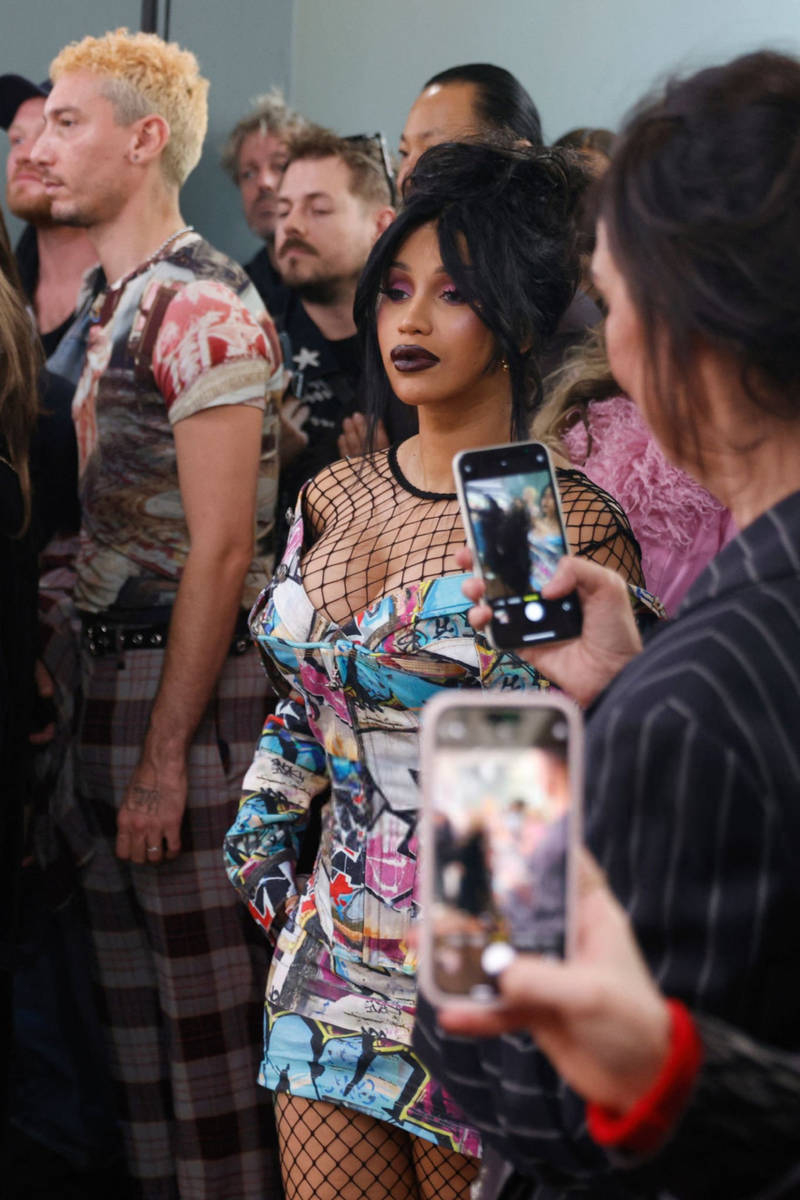Cardi B叼烟亮相时装周 穿深V短裙秀身材性感火辣