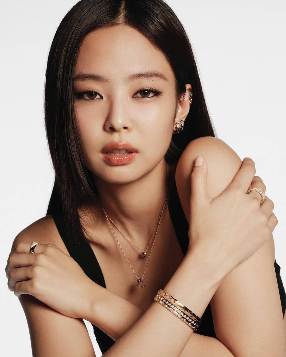 Jennie一组时尚大片曝光 面容精致身材火辣