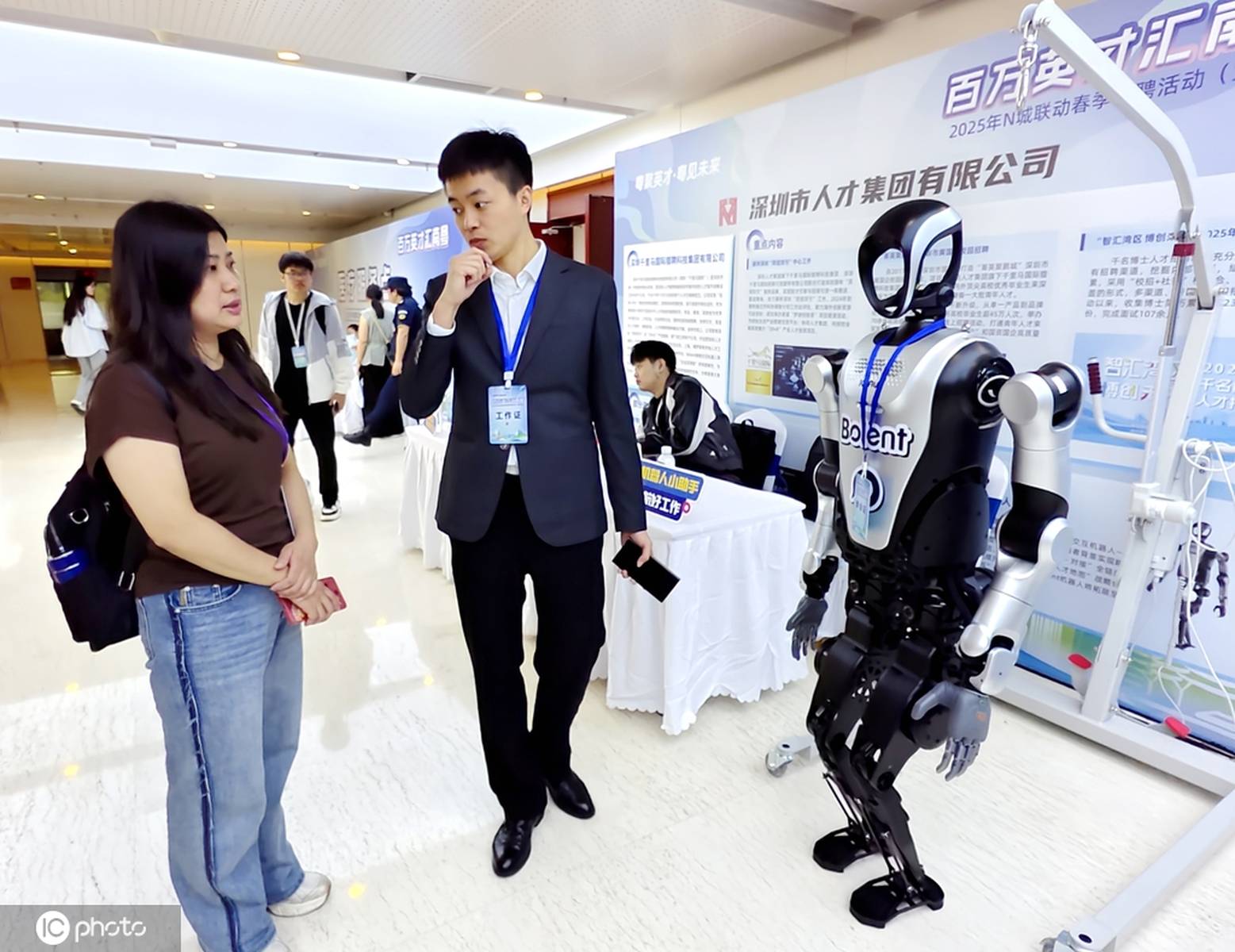 Bolent人形机器人化身“智能导览员”助阵招聘会