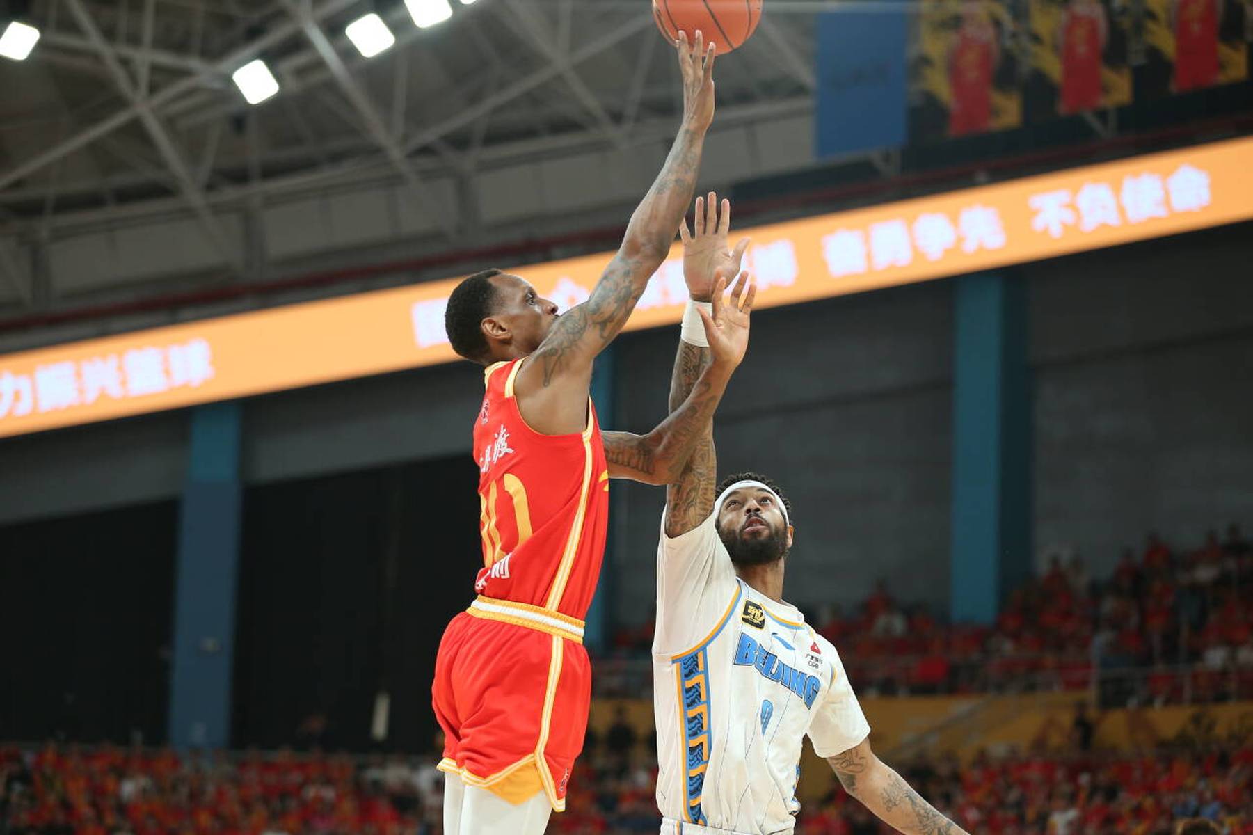 组图：CBA总决赛G5广厦VS北京 双方内线缠斗