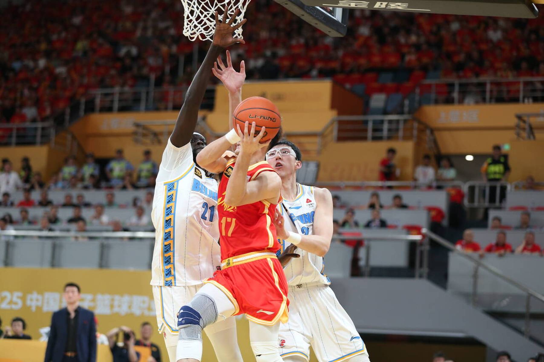 组图：CBA总决赛G5广厦VS北京 双方内线缠斗