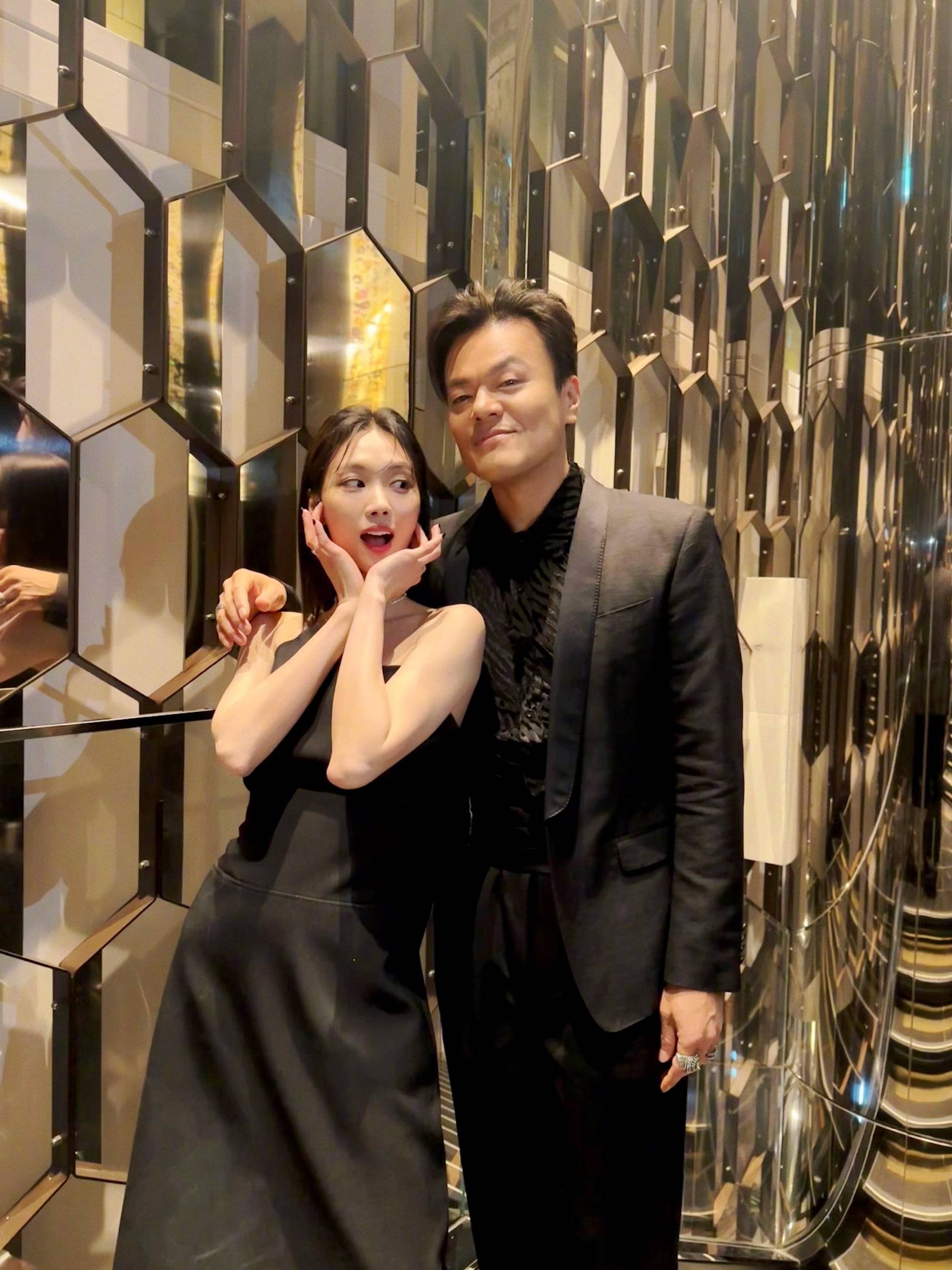 梦回女团miss A！王霏霏晒与JYP合照令人动容-搜狐大视野-搜狐新闻